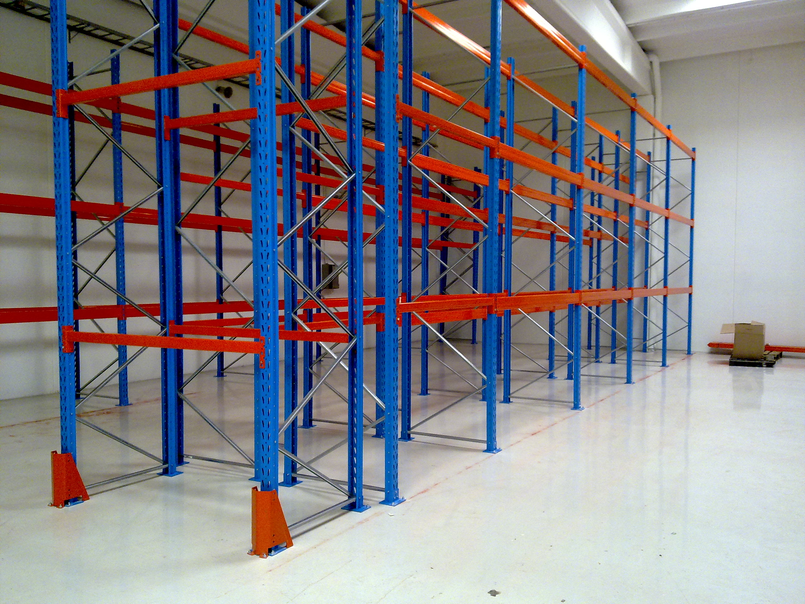 Hellan Montasje AS i Oslo | Kontorinnredning og reoler | Se nettsiden